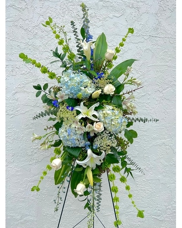 Standing Sprays & Wreaths in New Braunfels, TX | Comal Flower Shop