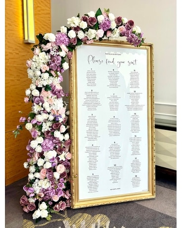 Gold frame seating chart in Laval QC - La Grace des Fleurs