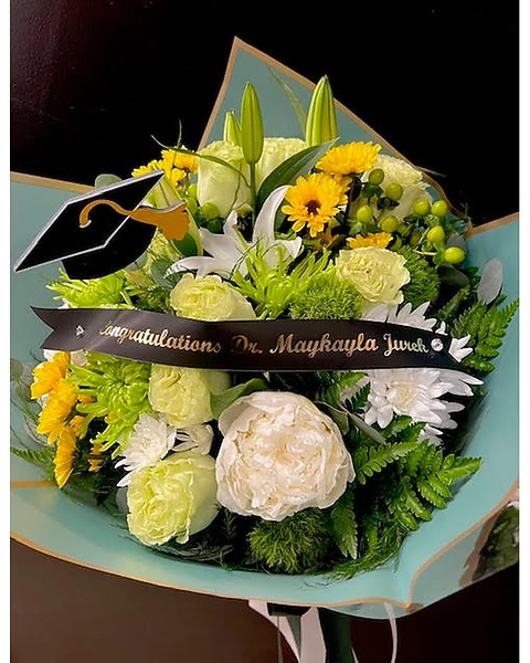 Graduation Flower Presentations Graduation Flowers Bouquet Ideas